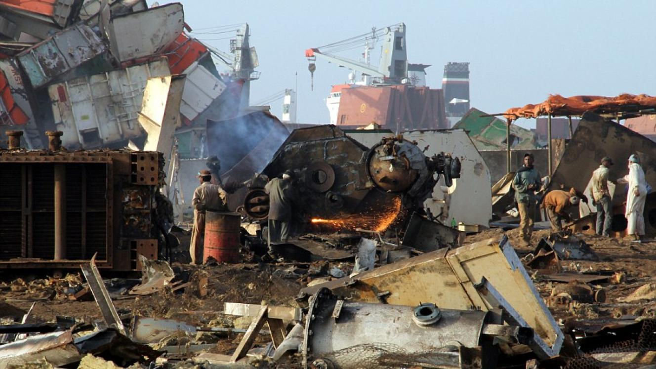Oil tanker explodes at Gadani shipbreaking yard | Freight News