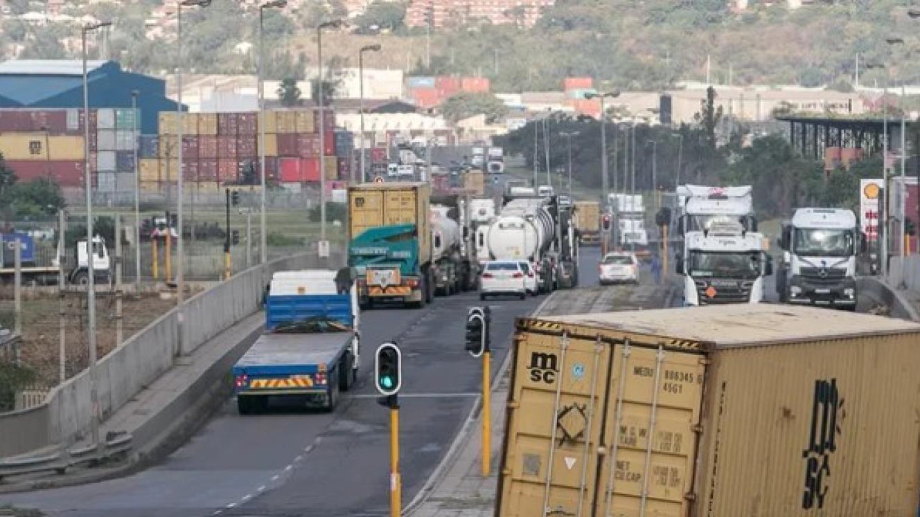 Drivers work long hours as harbour carriers battle booking system ...